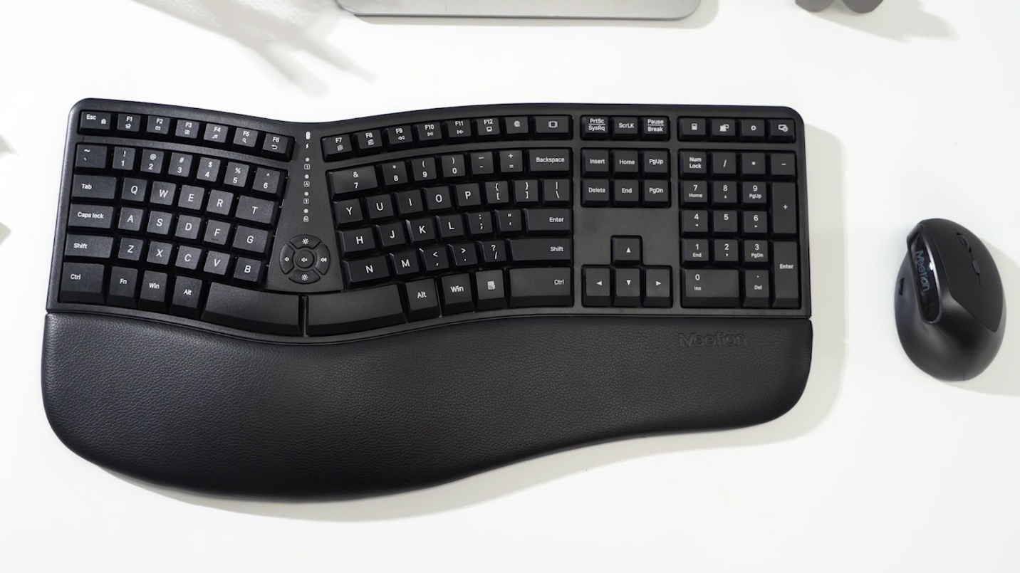 ¿Qué es un teclado ergonómico y por qué se recomienda utilizar uno?